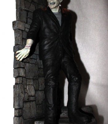 Frankenstein (1931) On The Steps – The Doctor's Model Mansion